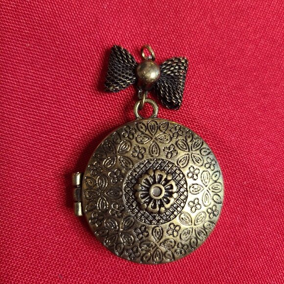 Jewelry | Antique Gold Locket With Magnetic Closure | Poshmark